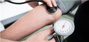 Blutdruckmessung rechts oder links? Das hat therapeutische Konsequenzen