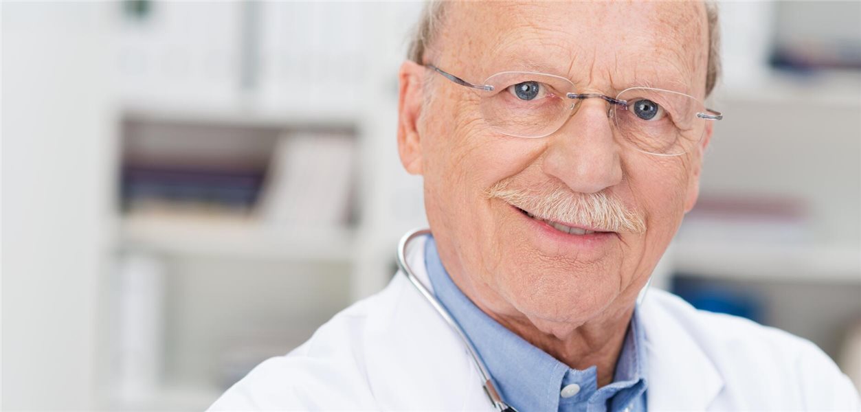 Warum ein Zeitarbeits-Chef „Silver Doctors“ für die Versorgung empfiehlt