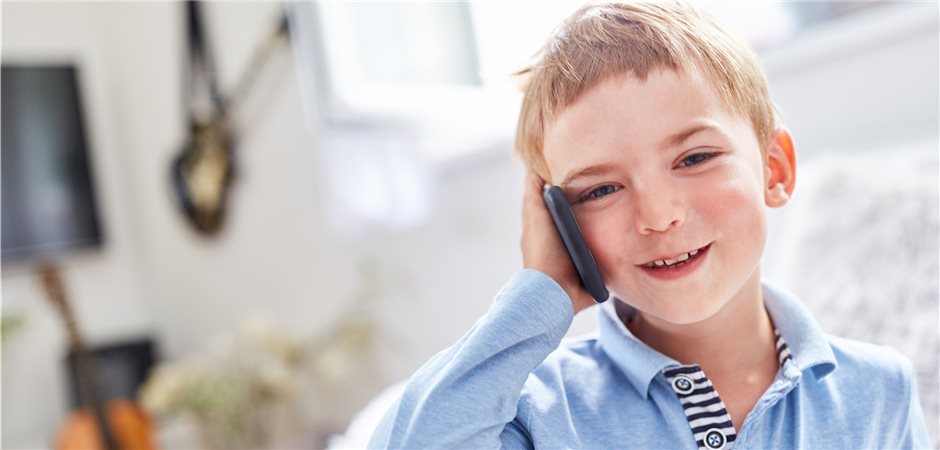 Handys an Kinderohren – laut Studie kein erhöhtes Risiko für Hirntumoren