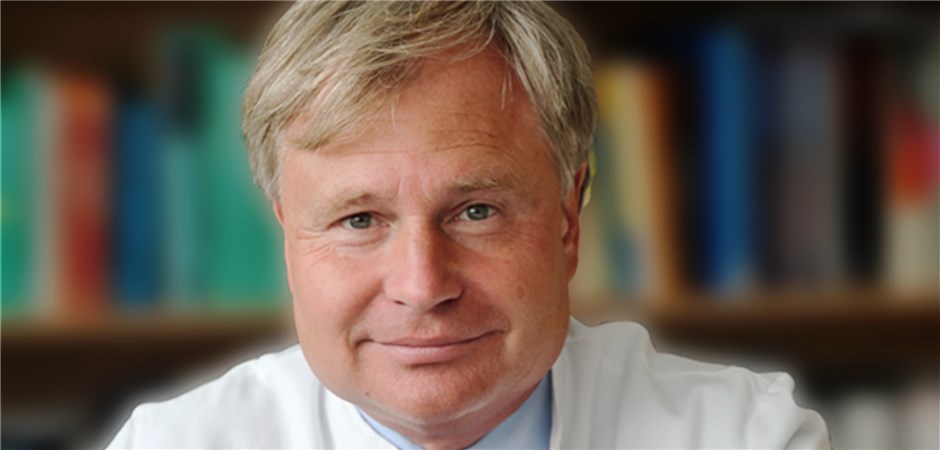 Chirurg mit Skalpell und Kameralinse