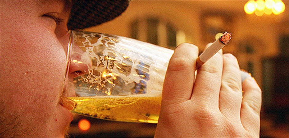 Rauchen und Alkohol schaden früh