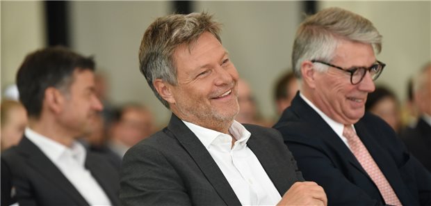 Habeck lobt Innovationskraft und Investitionsbereitschaft der Pharmabranche