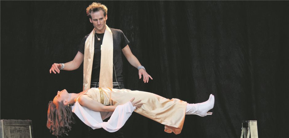 Zwischen Bühne und Praxis: Die schwebende Ärztin